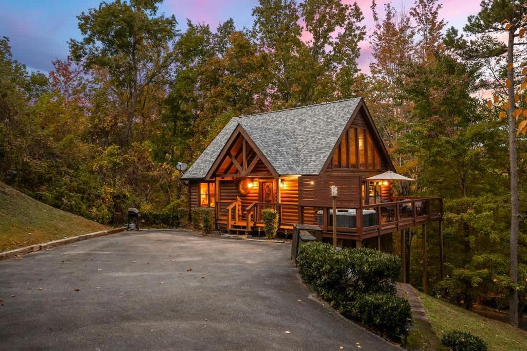 Secluded Luxury Cabin Villa with Mountain Views Hot Tub & Walk in ...