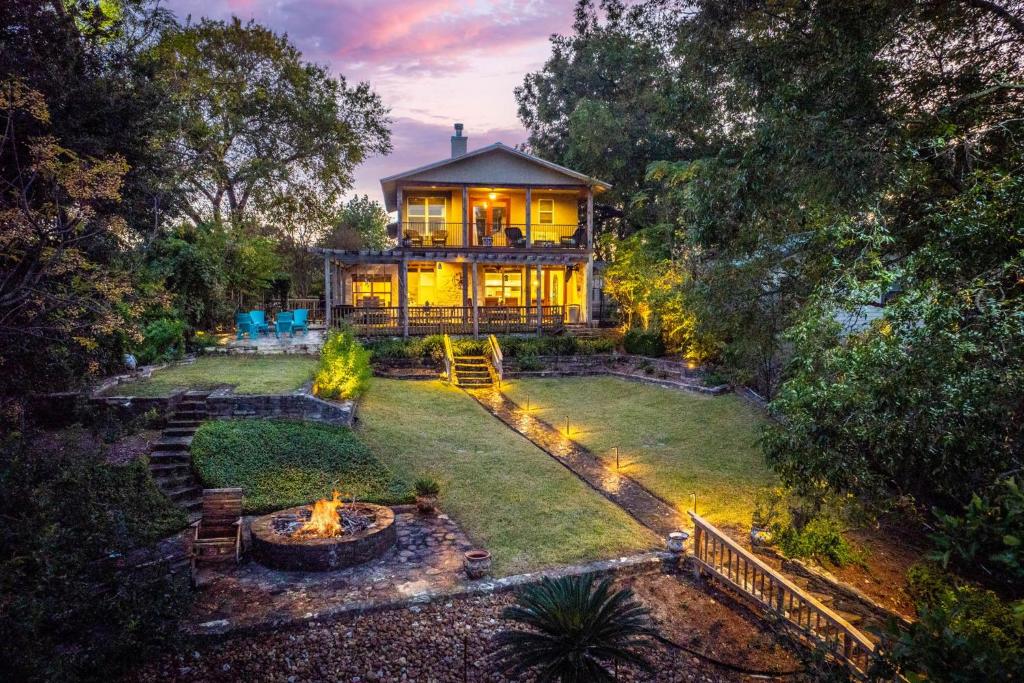 Waterfront Patio Dock Fire Pit & Ping Pong Family, New Braunfels ...