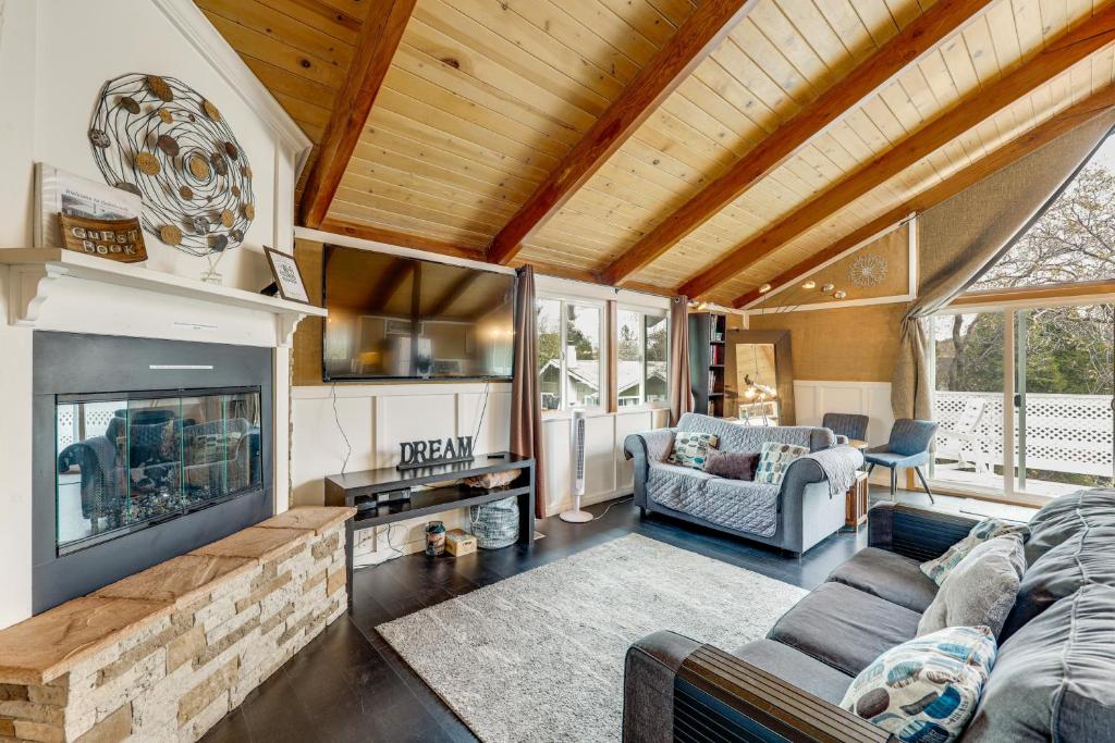 Cedar Glen的2 Mi to Lake Arrowhead! Mtn-View Hideaway with Deck（2026 年最新房價）