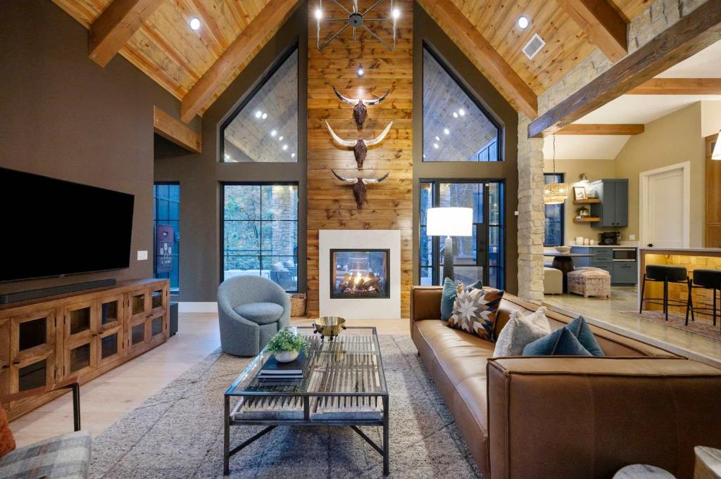 NEW Luxury Designer Home on a Creek and Hot Tub, Stephens Gap (updated ...