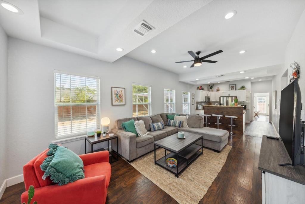 Walk to Alamodome! Stylish Home with Private Parking, San Antonio ...