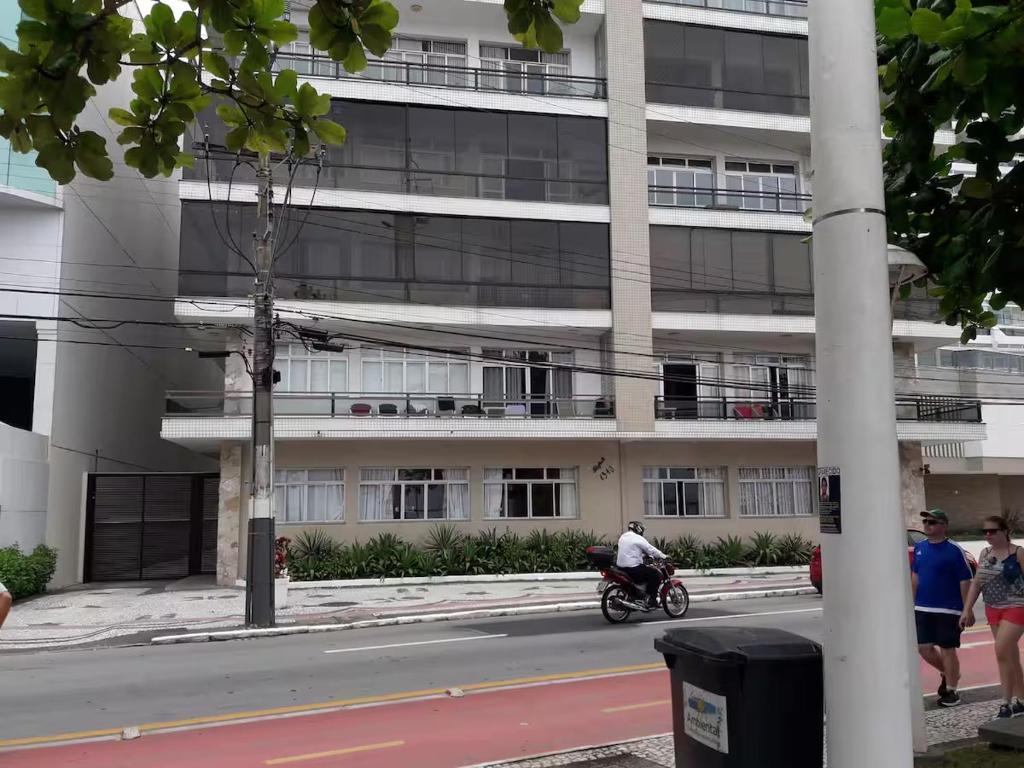 Prédio frente ao mar - Centro - Ap de lado do prédio, Balneário ...