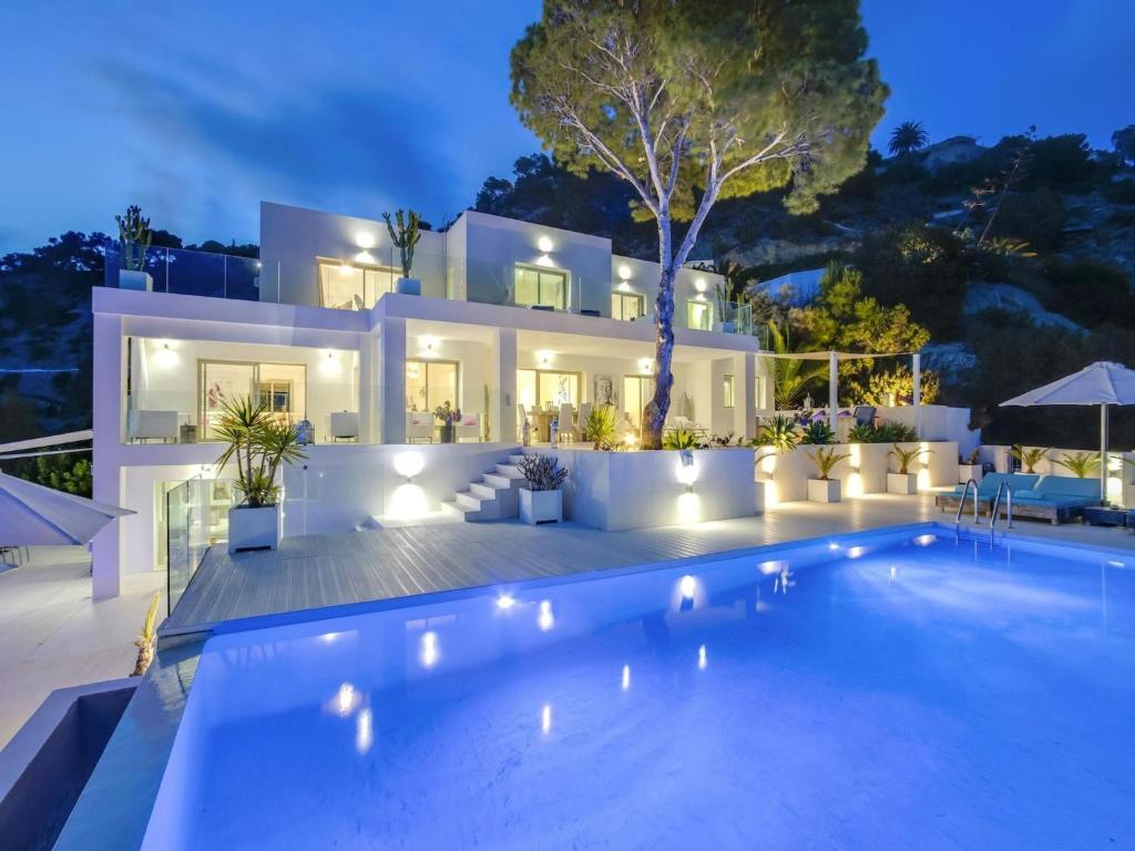 Villa in Ibiza with Infinity Pool and Sea Views, Es Cubells (precios ...