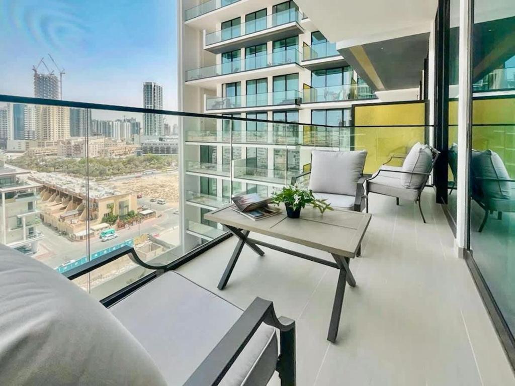 Tranquil 1BR in Binghatti Amber with Free Pool & Gym!, דובאי (מחירים ...