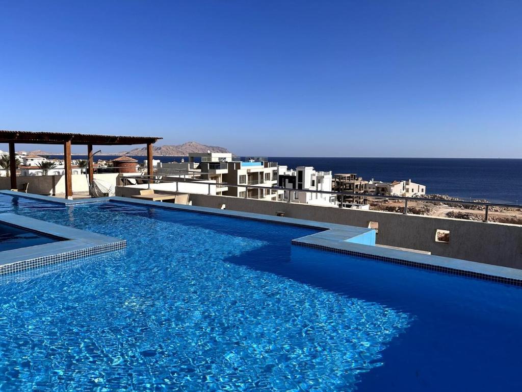 Amazing 2 storey 4-bedroom with Pool View, Sea View, Infinity Pool on ...