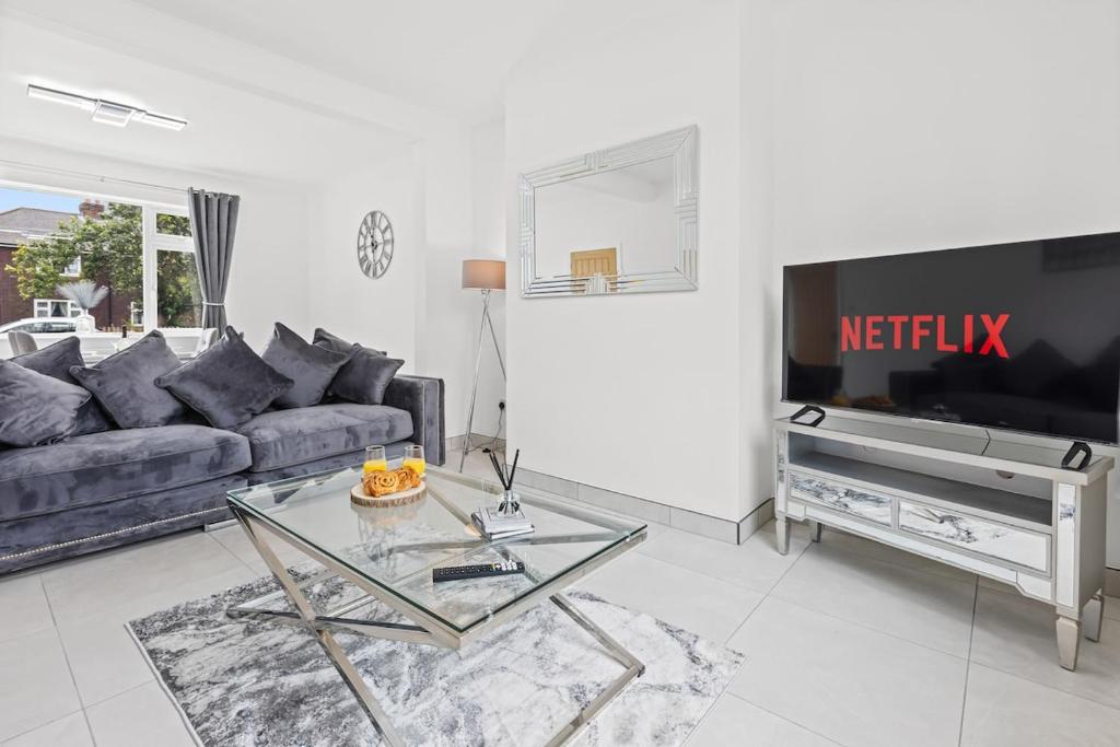 4 Bed Home sleeps 7 close to Cheshire Oaks Princes Rd, Елсмир Порт (обновени цени за 2026 г.)