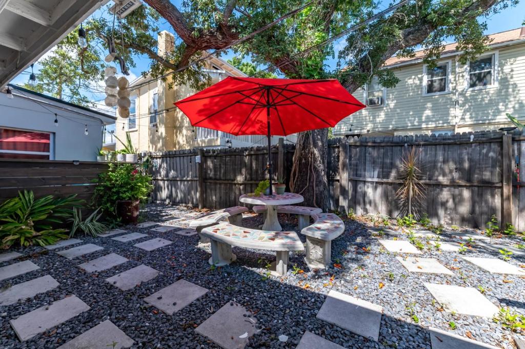Cozy 1BR • Courtyard + Shared Deck, St Petersburg (updated prices 2026)