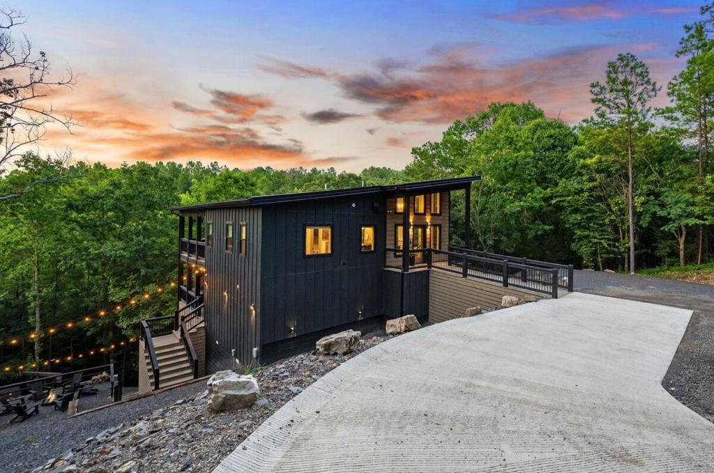 Luxury Mountain Cabin with Hot Tub & Game Room, Broken Bow (updated ...