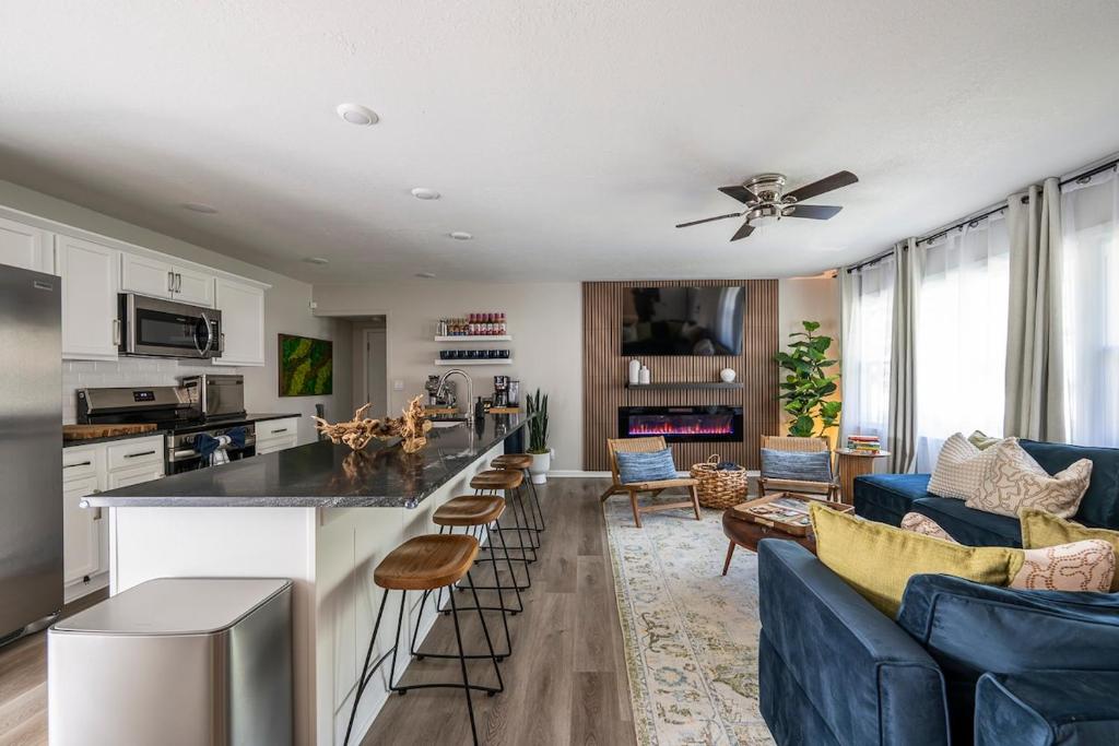 Modern Luxe 3B2B - Hot Tub - Game Room - EV Charger - Walk to Downtown ...