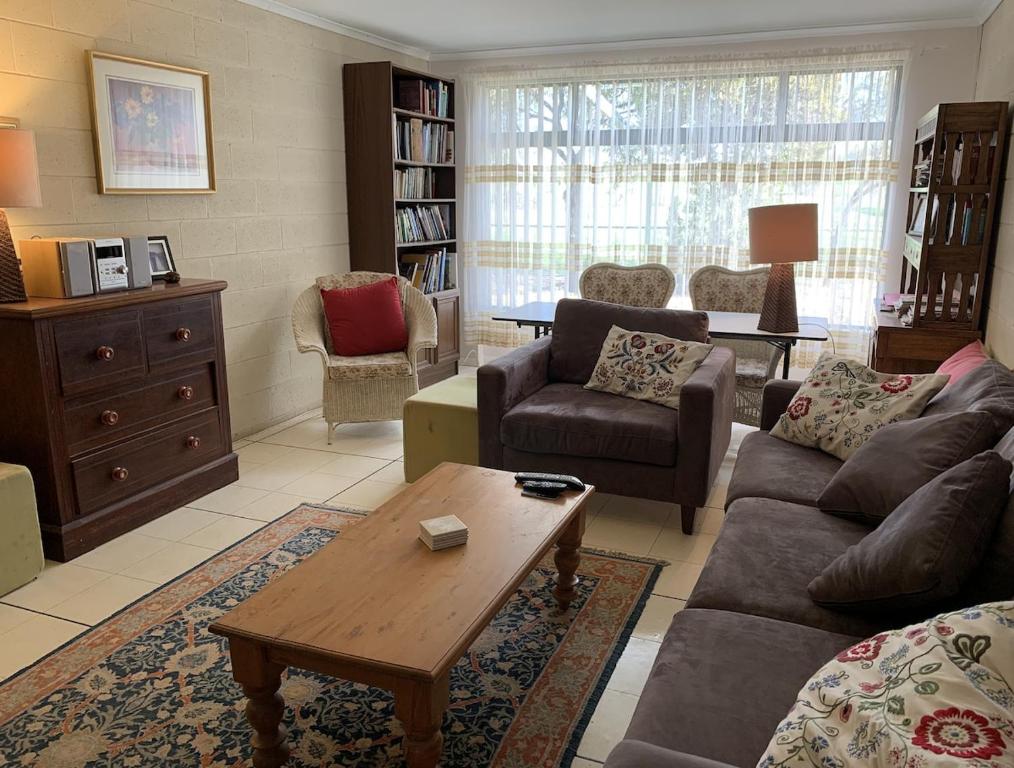 Large Streaky Bay Farmhouse with Surf Beach Access Streaky Bay (ราคาอัป ...