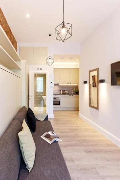 Bright and cosy studio - Premium street-2nd floor., לונדון (מחירים ...