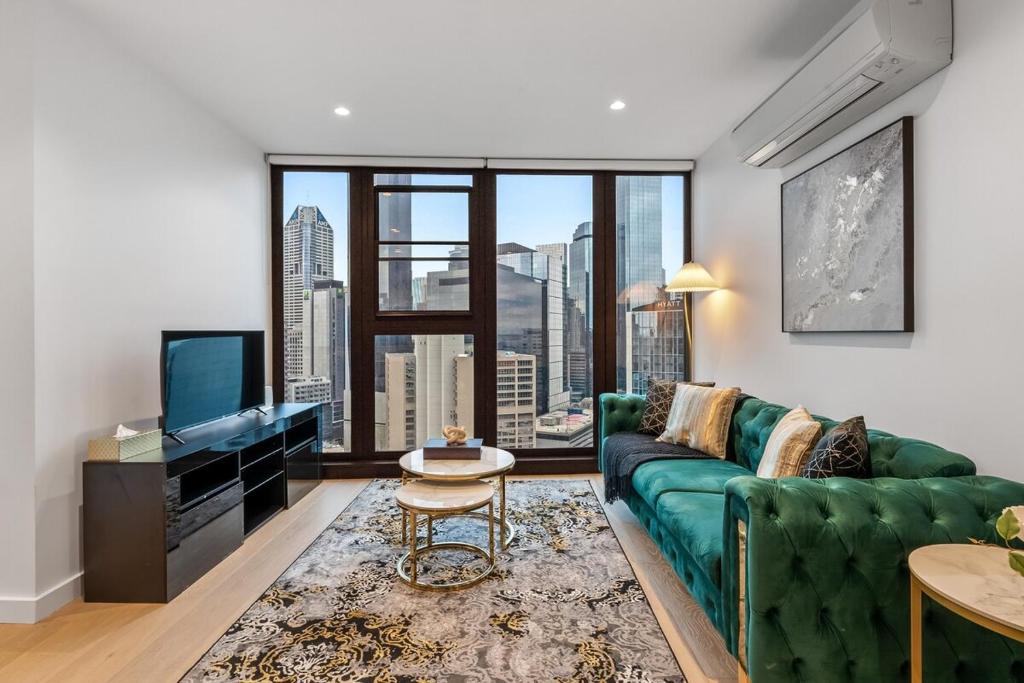 Docklands Gem with city views, walk to Marvel, DFO, MCEC, Parking, Pool ...