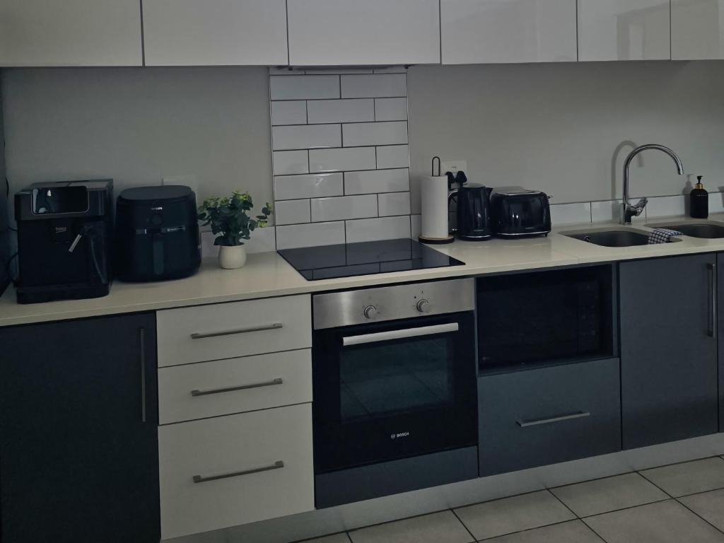 Menlo Park Luxury Free Parking King bed Workstation 3 km to Menlyn ...