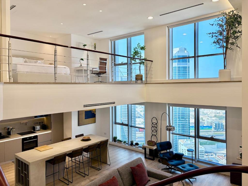 Modern Loft Double-Height with Burj Khalifa Views, Dubai (vuoden 2026 ...