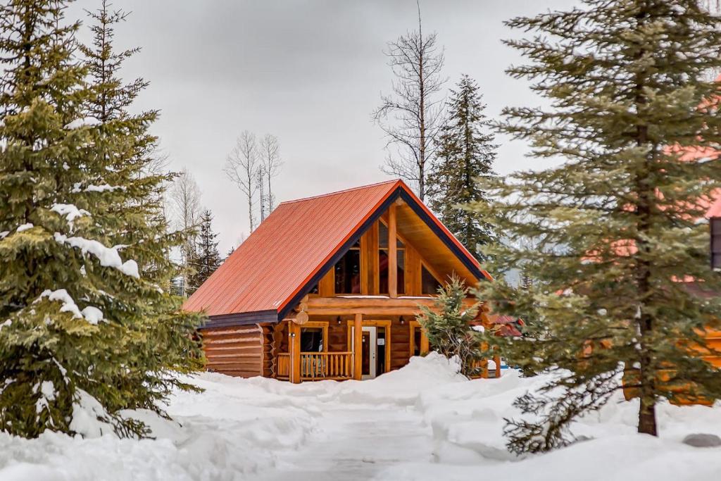 Charming Rustic Cabin Perfect for Groups, Golden (updated prices 2026)