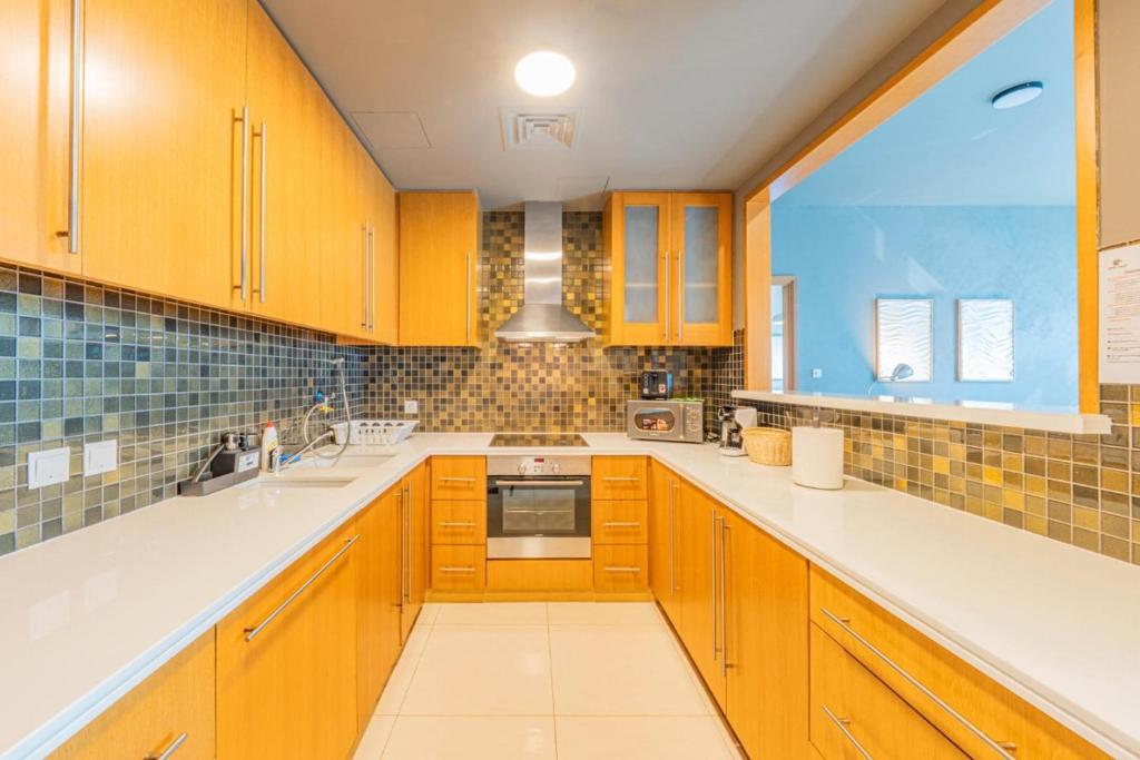 Stylish Two-BHK Apartment - Iris Blue, Marsa Dubai, Dubai (prezzi ...