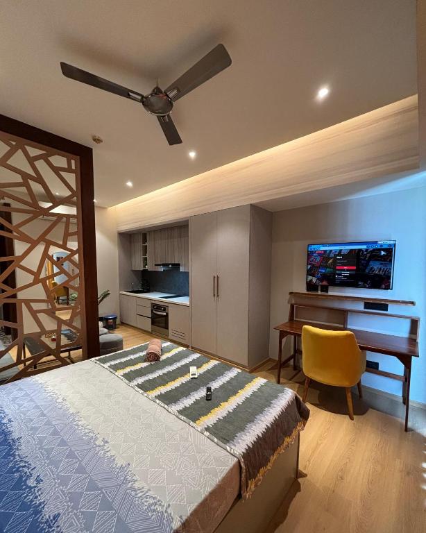 Vaelora Stay - Skyline Studio with glass wall, Ghaziabad (updated ...
