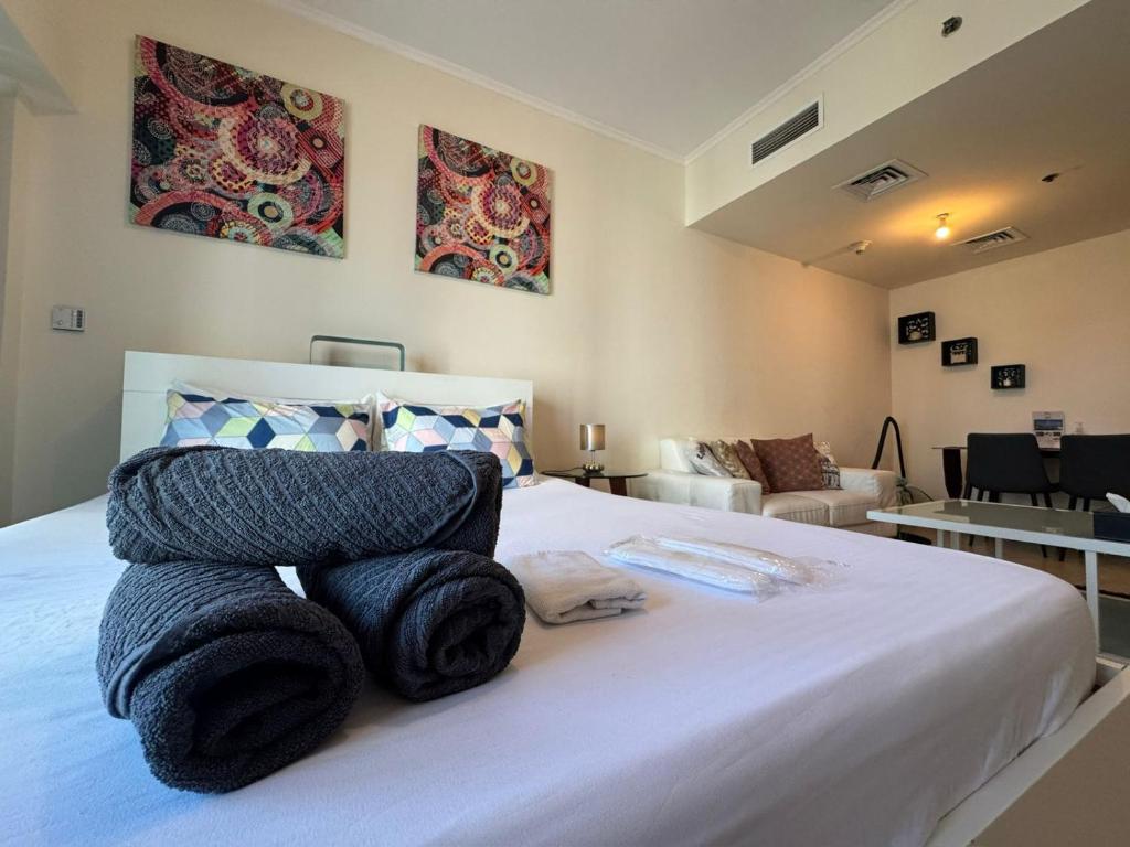 Click Stay - JLT - Studio & Balcony Lakes view Entire Apartment -RA ...