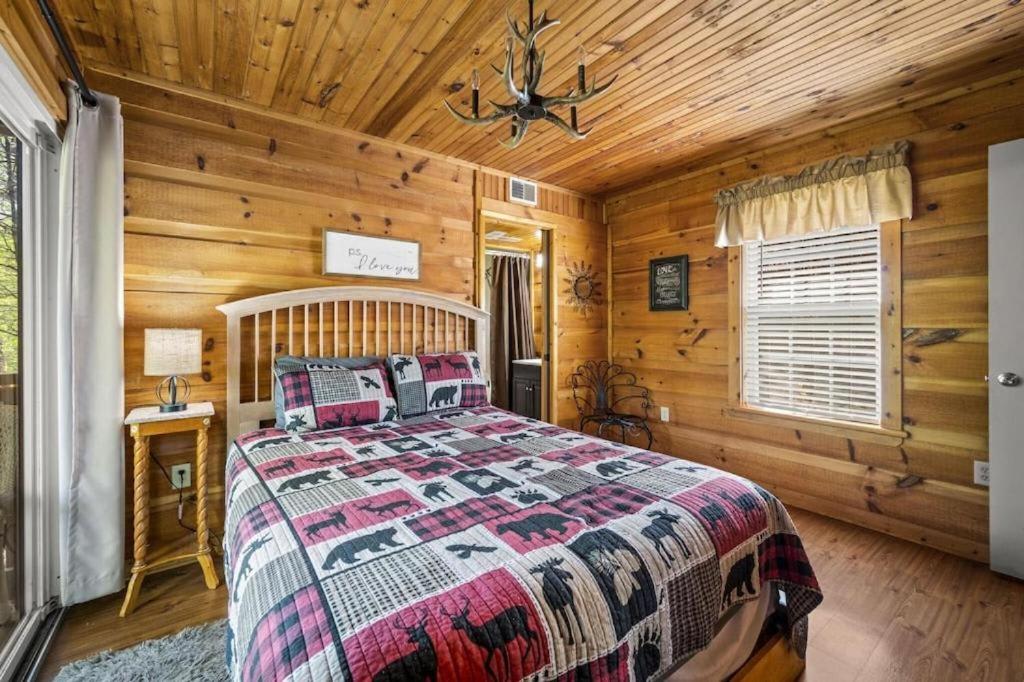 Mountain Mist - Cozy 1BR Cabin with Hot Tub & Stunning Smoky Mountain ...