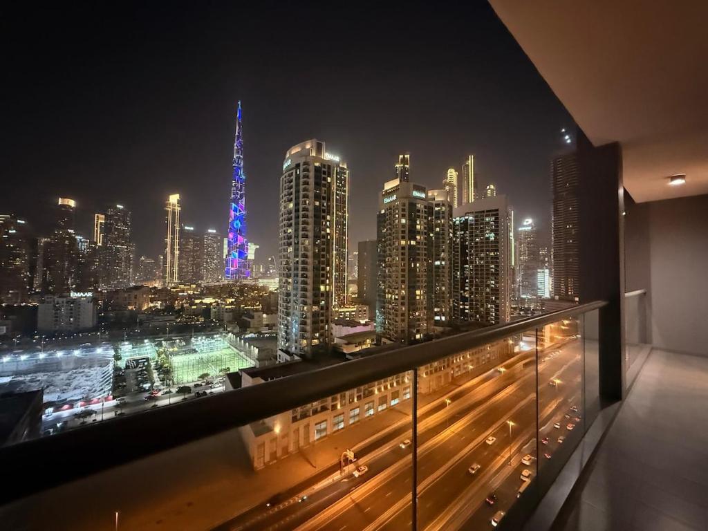 2 BR with Full Burj View 10 min Walk to Dubai Mall, Dubaï (tarifs ...