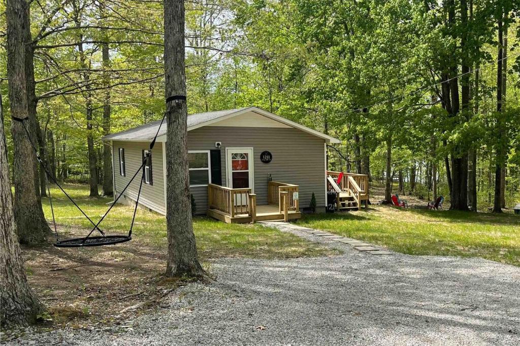 Lake cottage minutes away from downtown Sparta, Sparta (precios ...
