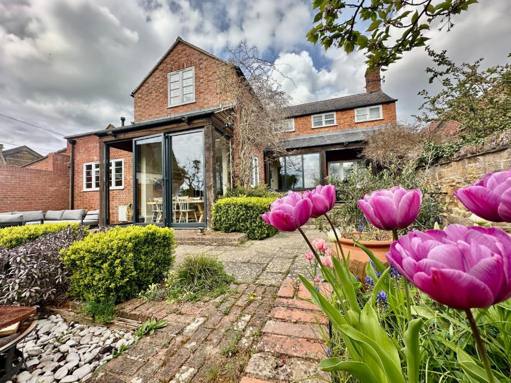 Mayflower Cottage - 4 Bedrooms, Uppingham Town Centre by Belmont Places ...