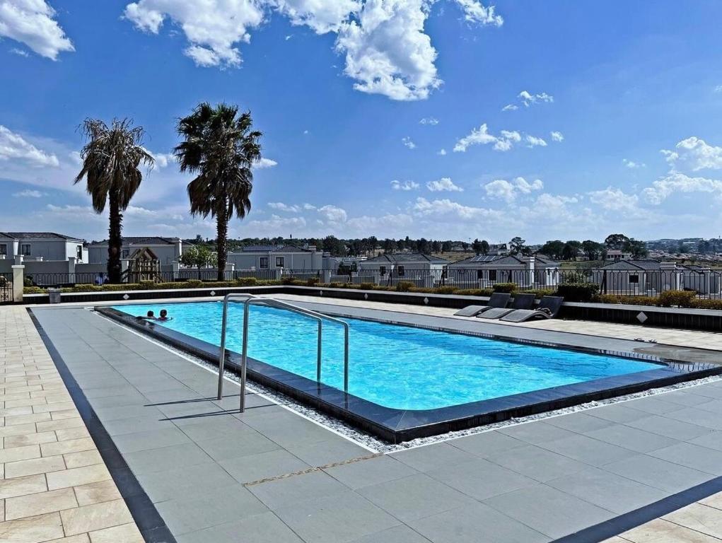 Modern Two Bedroom in Fourways Montecasino Sandton, Trevallyn (nove ...