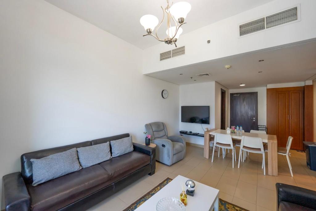 Modern 1 BHK Retreat in Lakeside JLT, Dubái (precios actualizados en 2026)