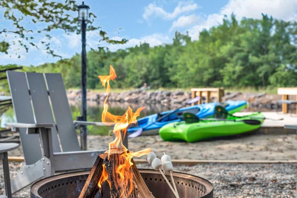 Lakefront AC Pool Table Kayaks Refined، Pocono Country Place (أسعار ...