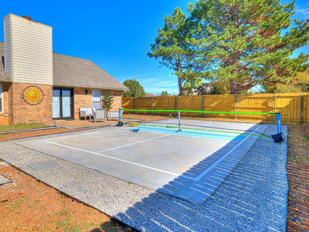 The Pine Haus- Luxury stay with Pickleball, Hot Tub, Fire Pit, Едмънд ...