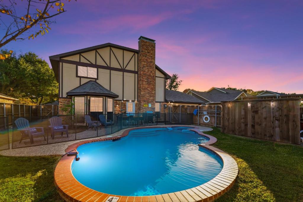 Prime Plano 4BR Home with Pool Arcarde Ping-pong, Shepton (актуальные ...