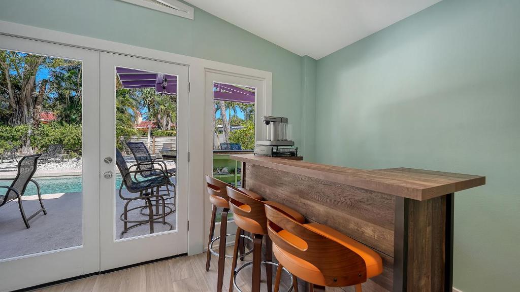 Relax & Recharge - Private Pool Oasis Near Beach & St. Armands Circle ...