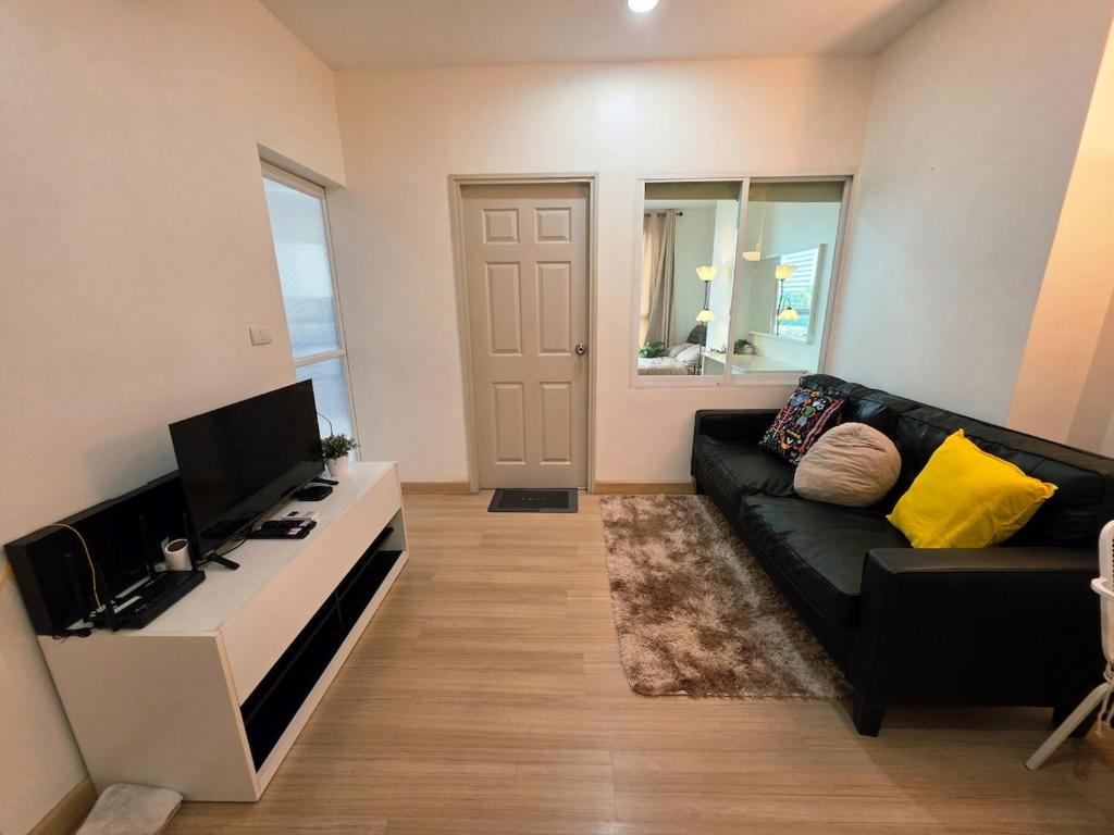 Super spacious city view apartment close to King Power Mahanakhon Pixel ...