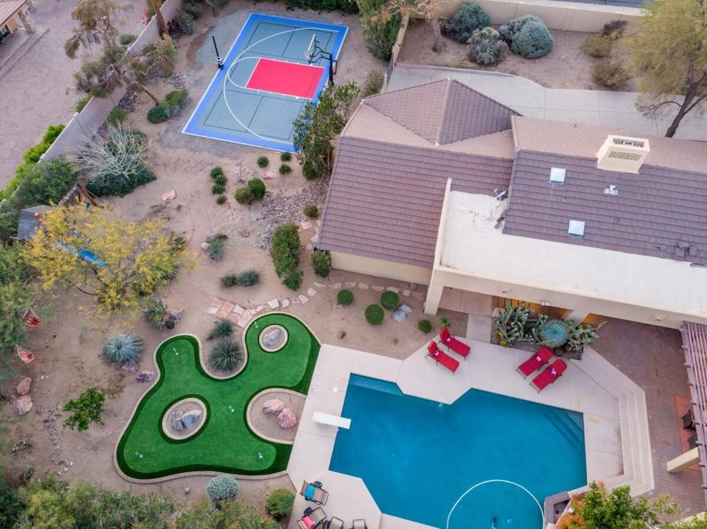 Iconic Million-Dollar Luxury Villa w Sports Court, Putt-Putt, Private ...