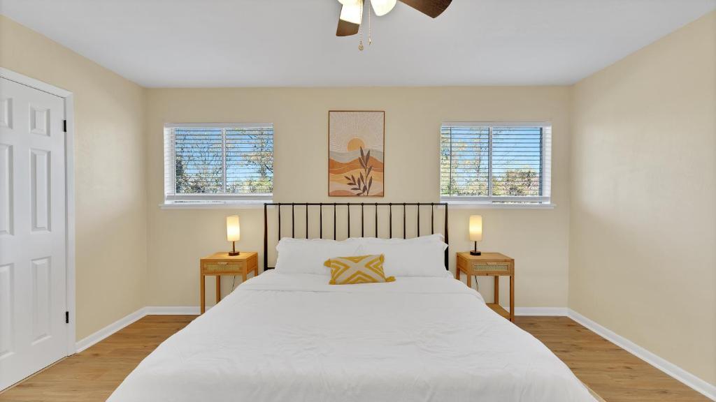 King Bed - Hot tub - Nintendo 64 - Fenced Backyard, Tyler ...
