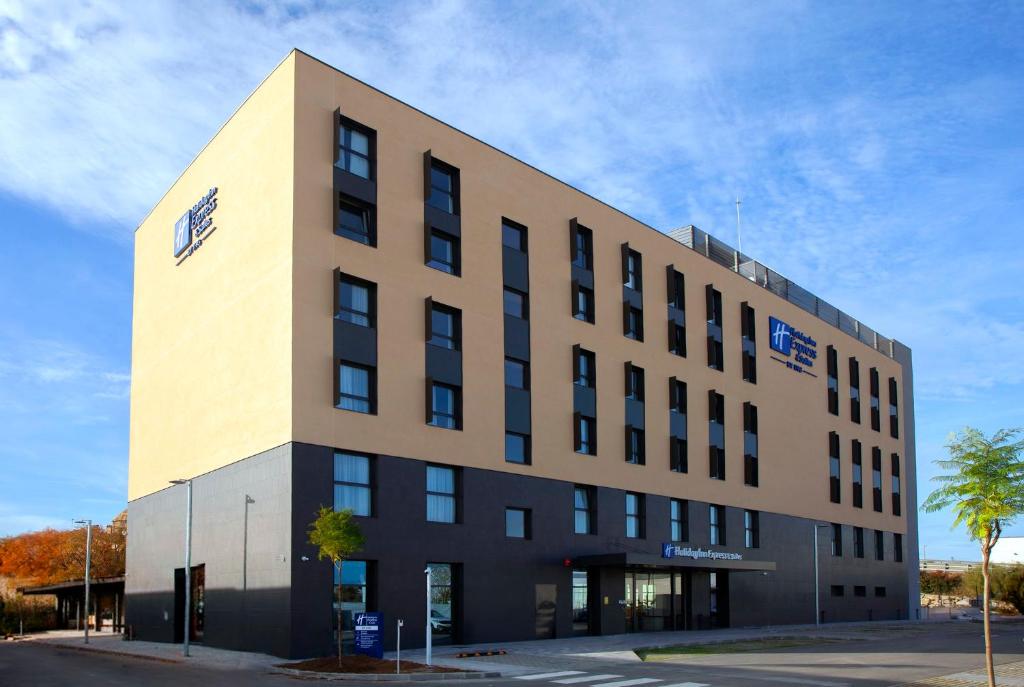 Holiday Inn Express & Suites Barcelona - Sabadell by IHG, Sabadell ...
