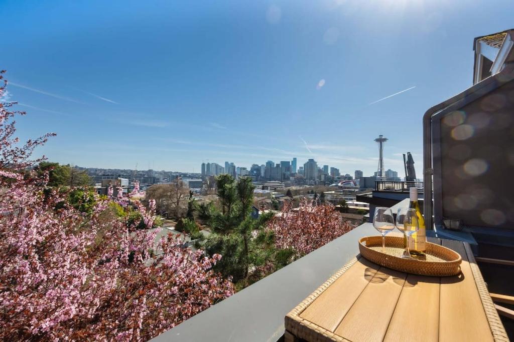 Queen Anne Secret Garden Space Needle & City Skylight View, Seattle ...