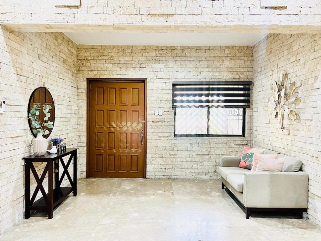 4BR Huge House up to 30px with 2 Car Park Cebu City, Cebu (nove cijene ...