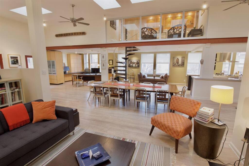 Stunning Art Filled Loft With Abundant Natural Light, Washington (2026 ...