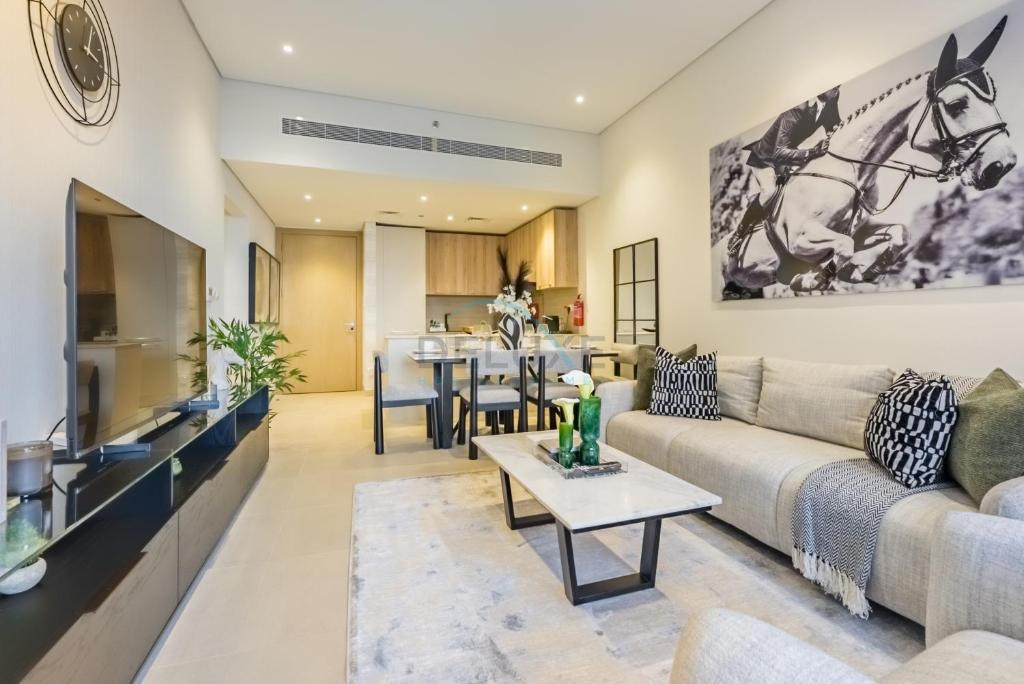 Balcony-Facing Pool 2BR with Assistant Room, Minutes Walk to Park ...