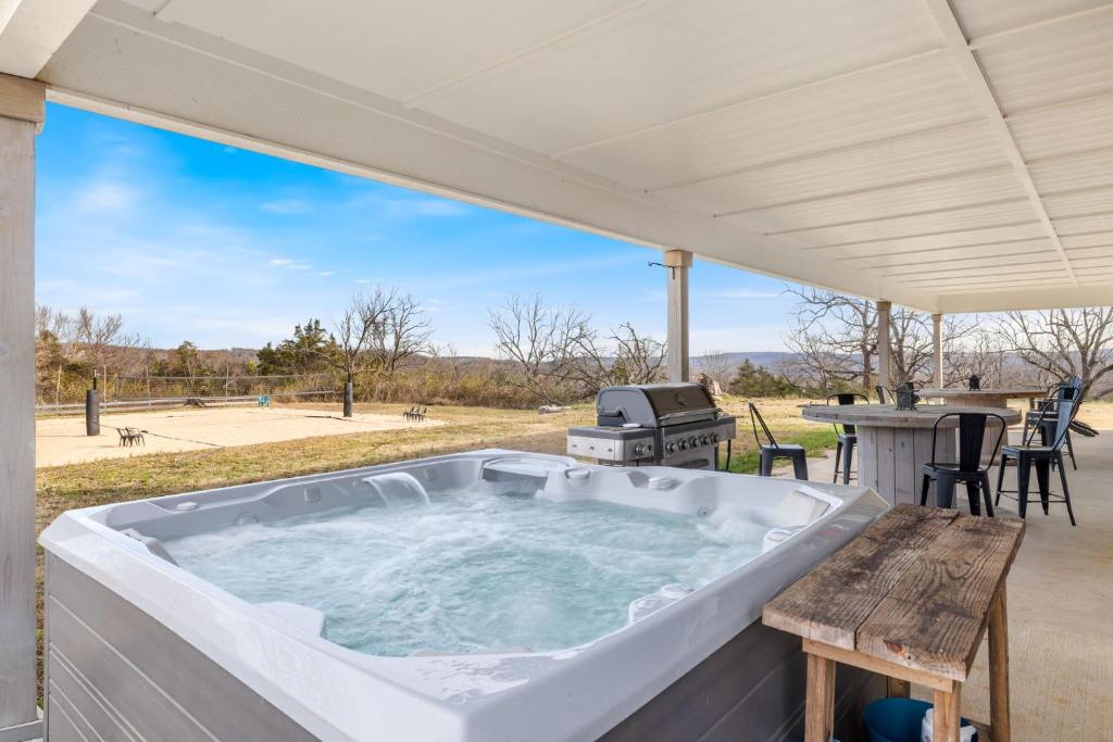 Spiker's Den-Sand Volleyball Courts-Hot Tub, Fayetteville (precios ...
