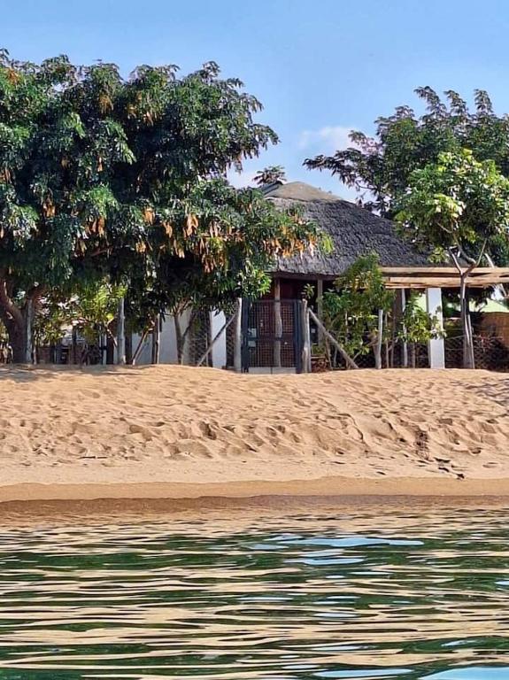 JB Beachfront Cottage, Usisya (updated prices 2026)