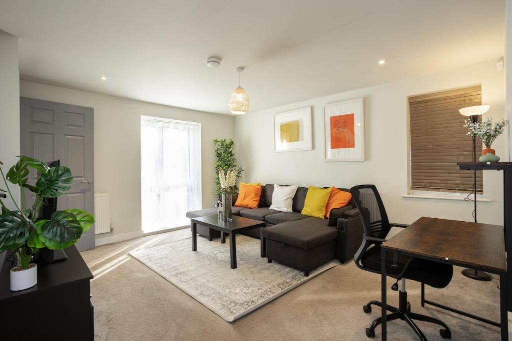 Modern - 3 Bedroom House in Nottingham, Bestwood Village (precios ...