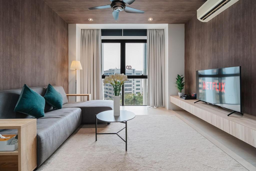 Stylish Muji Inspired Lumi Tropicana Apartment with KL Skyline View PS4 ...
