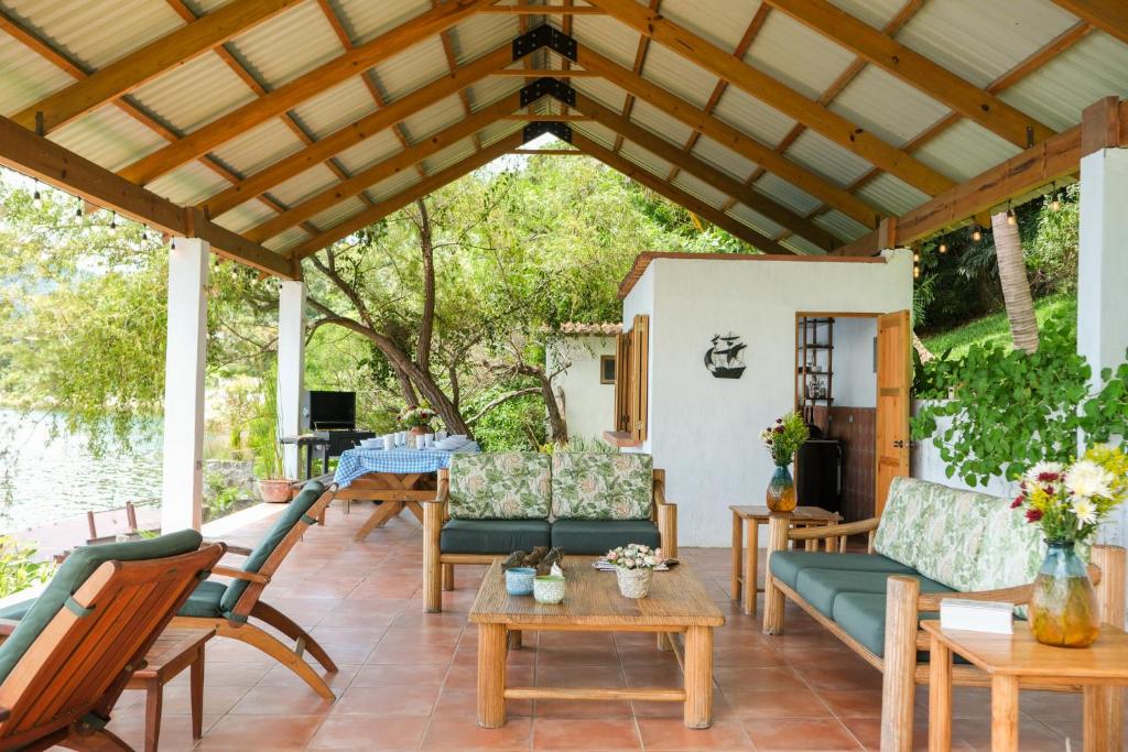 Relaxtitlan House on the lake shore, Panahačel (ažurirane cene za 2026 ...