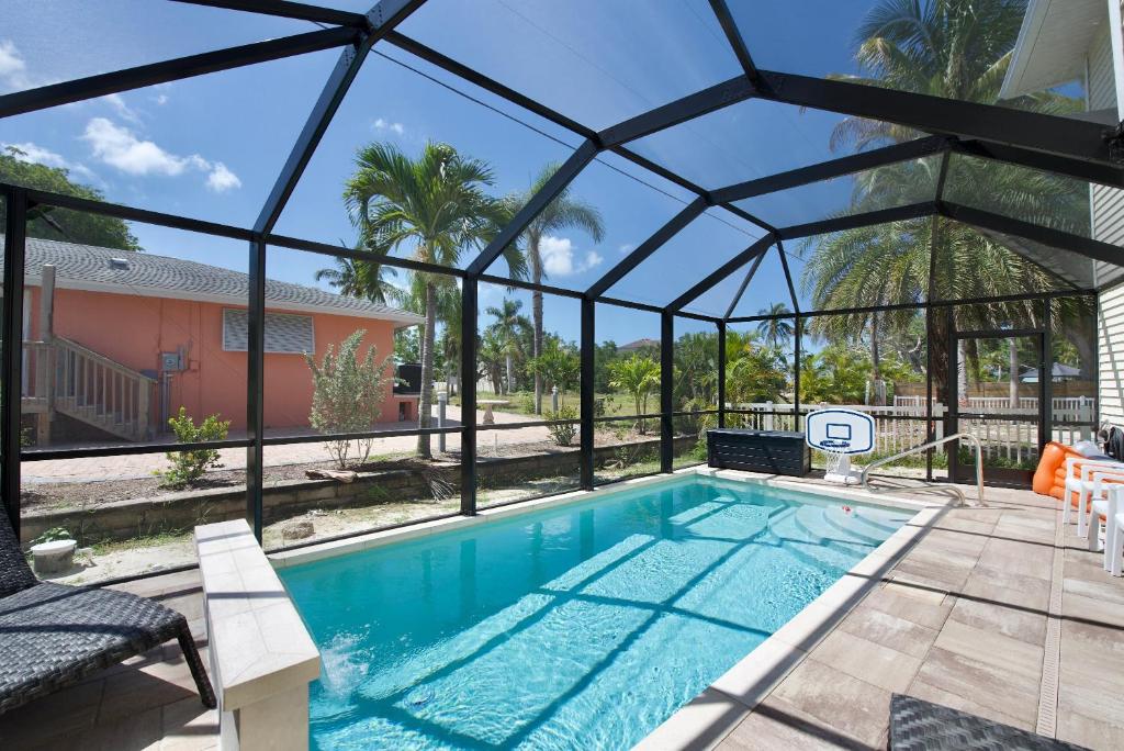 LOCATION!, Minutes to the Beach & Pool - Sandy Toes Cottage - Roelens ...
