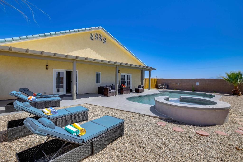 Desert Escape 360 Mtn Views and Saltwater PoolandSpa, Dezert Hot ...