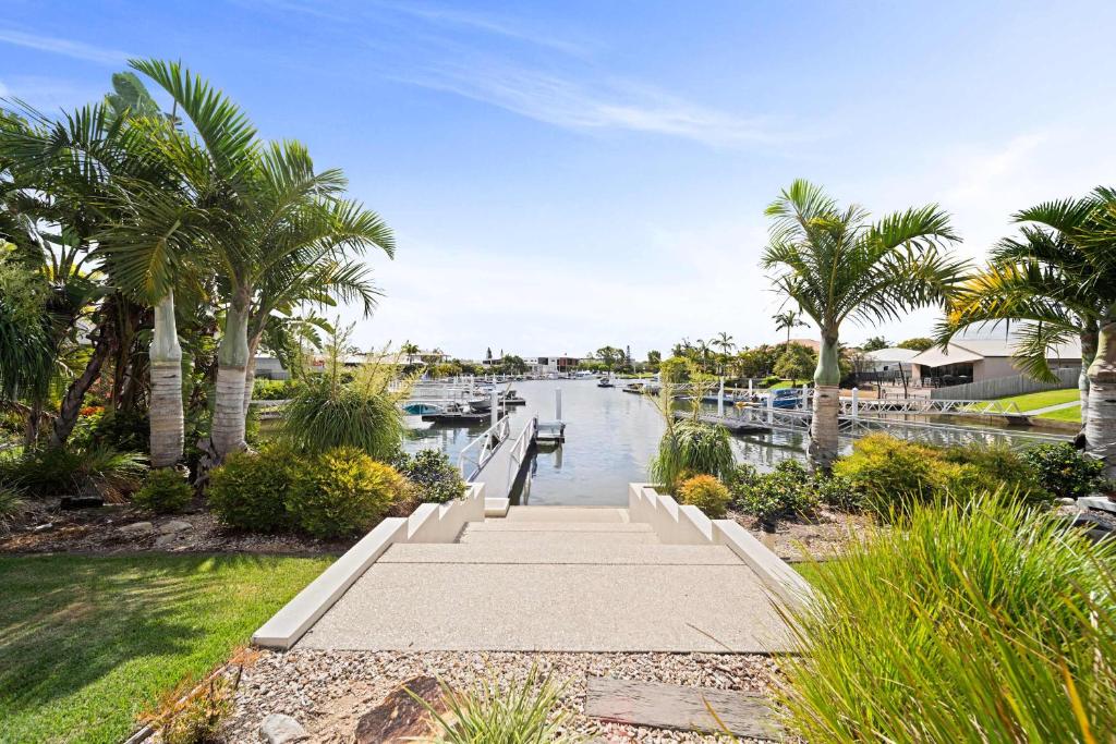 Harbourlights Hideaway Waterfront Family Retreat, Pelican Waters ...
