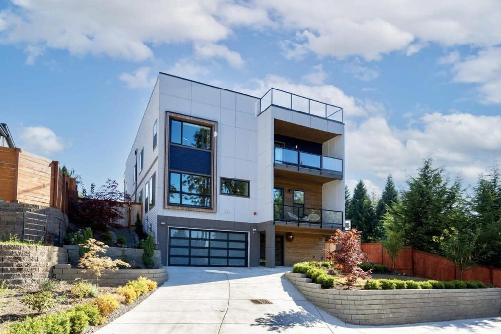 Modern Fortress w 4 Decks AC in all rooms Gym، Newport Hills (أسعار ...