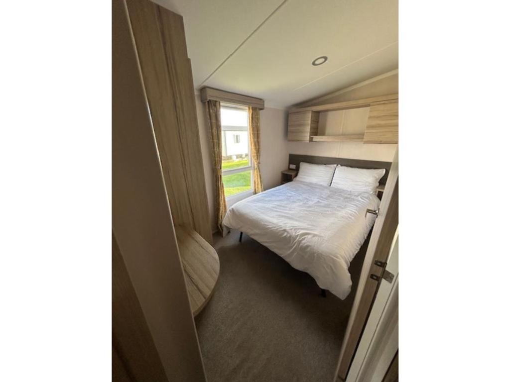 Modern 3-Bedroom Caravan Near Beach at Ty Mawr Holiday Park, Kinmel Bay ...